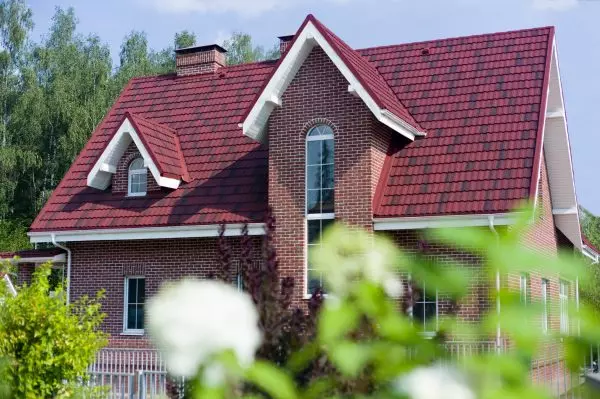 Piastrella composita sul tetto di una casa privata
