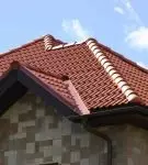 Μοντέρνο κεραμίδι στέγης στην οροφή ενός ιδιωτικού σπιτιού