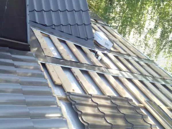 Smontaggio del tetto della piastrella di metallo