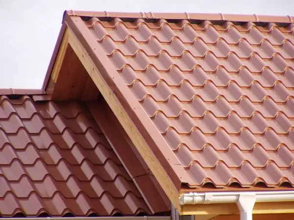 Uiterlijk van het dak van metalen tegel