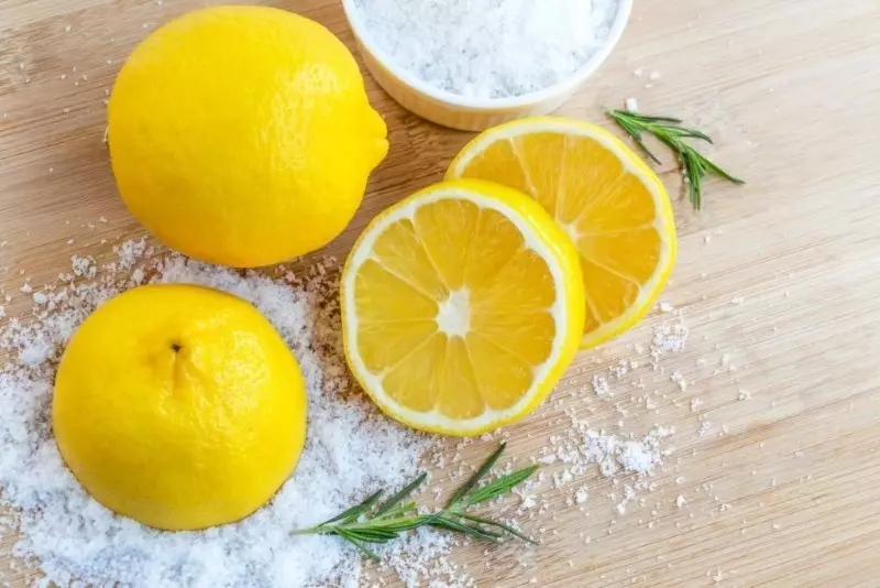 Какво може да помогне на чинийка с лимон и сол близо до леглото