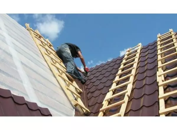Upevnění střechy na šroubu