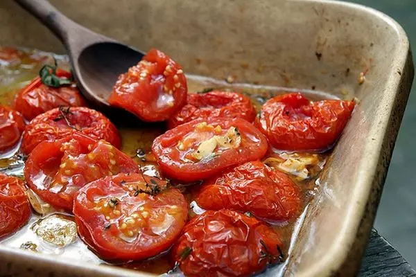 Bakitaj tomatoj ĉerizo.