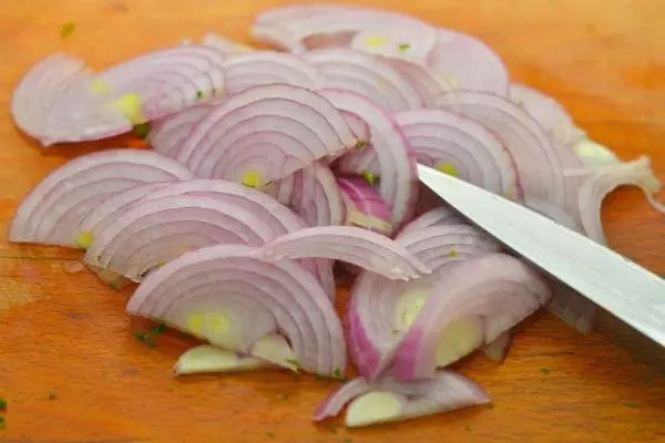 Onion e khubelu e halikiloeng ka mehele