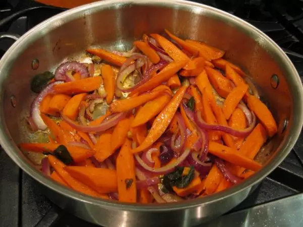 Roasting आणि carrots.
