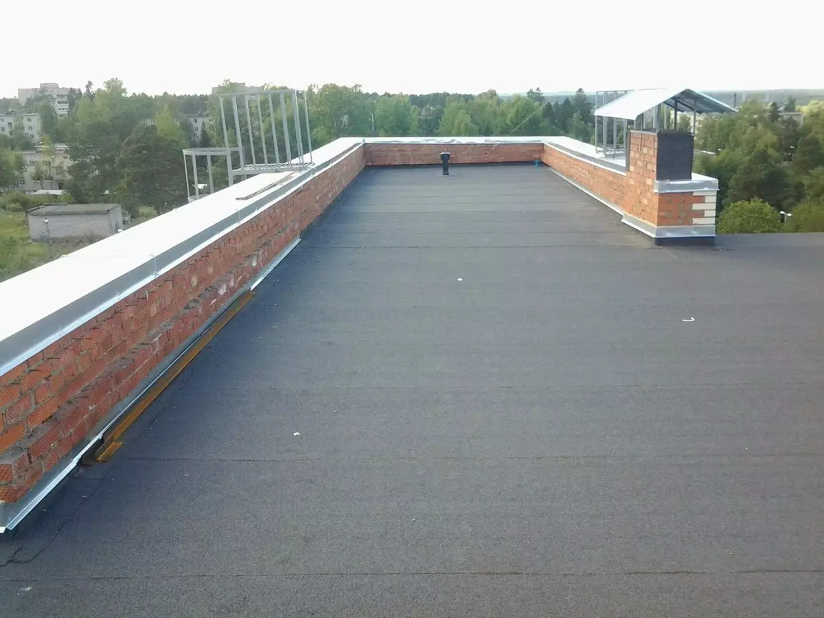 Cara membuat atap dengan benar berdampingan ke dinding, termasuk tergantung pada bahan yang digunakan