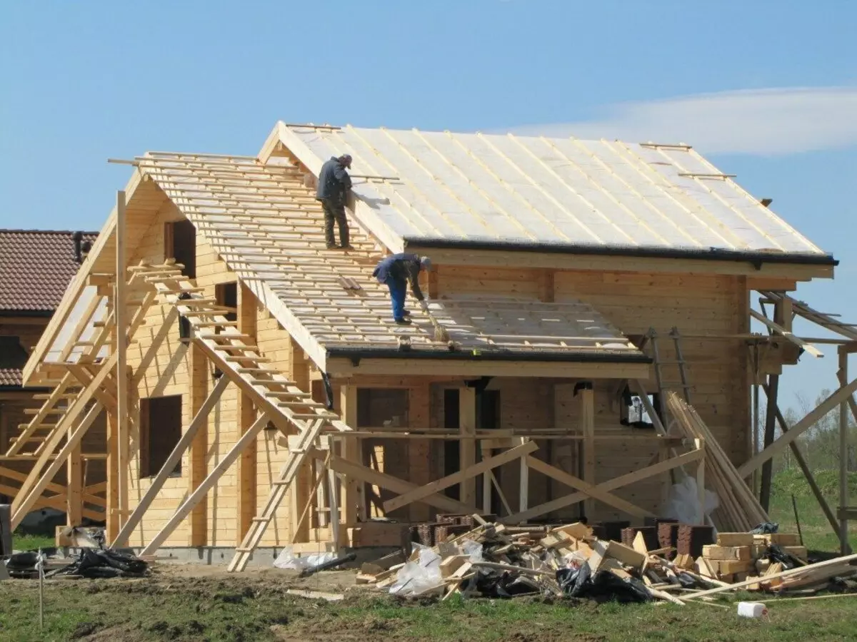 Apa yang membuat biaya atap, dan berapa biayanya untuk tumpang tindih atap di rumah pribadi