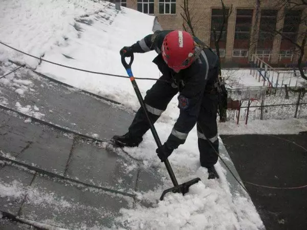 Очищення даху від снігу