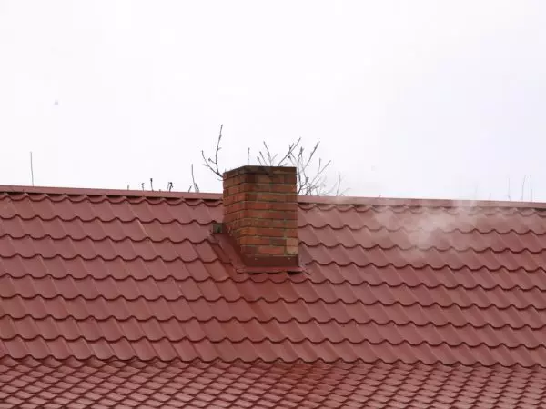 Повлекувањето на оџакот во близина на стап на покривот