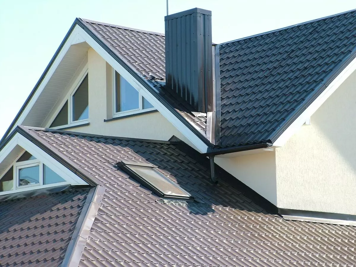 Dachmaterialien, einschließlich des Daches eines privaten Hauses mit einer Beschreibung, Charakteristik und Bewertungen