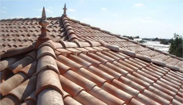 Keraaminen laatta rakennuksen katolla