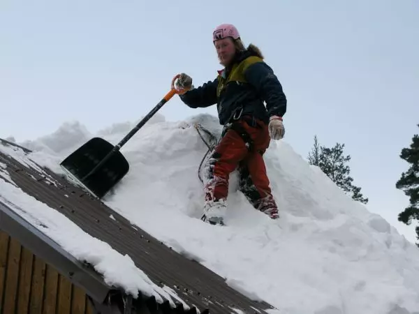 Remoção da neve do telhado da casa