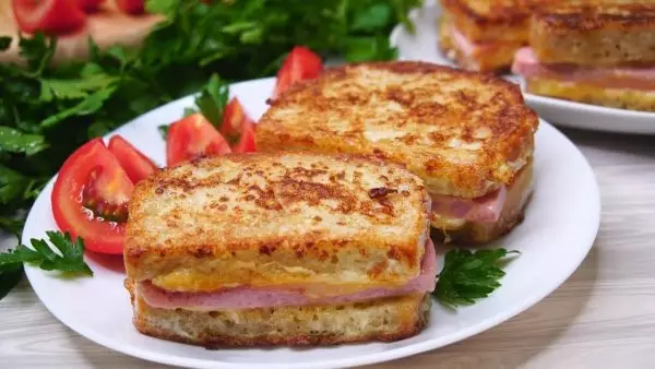 Sandwich-uri fierbinți cu brânză, muștar și șuncă
