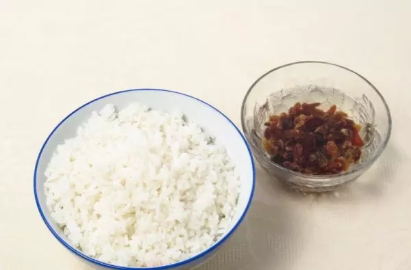 Gạo luộc và nho khô hoàng hôn trong bát trên bàn