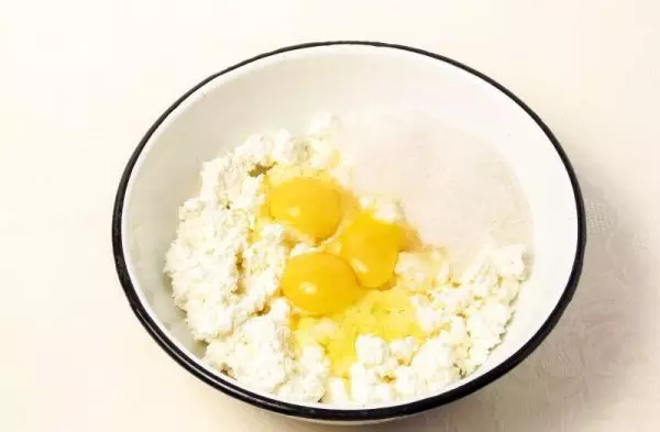 奶酪，生雞蛋和糖沙子在碗裡