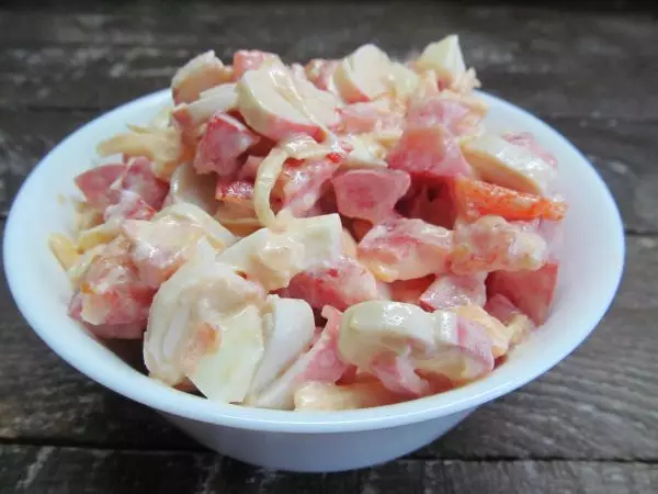 Salat af krabbe sticks, ost og tomater