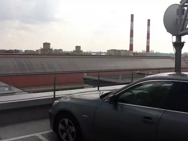 反転屋根の駐車場
