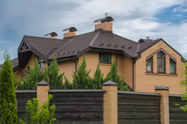 金属瓷砖“蒙特雷”在复杂的设计屋顶上