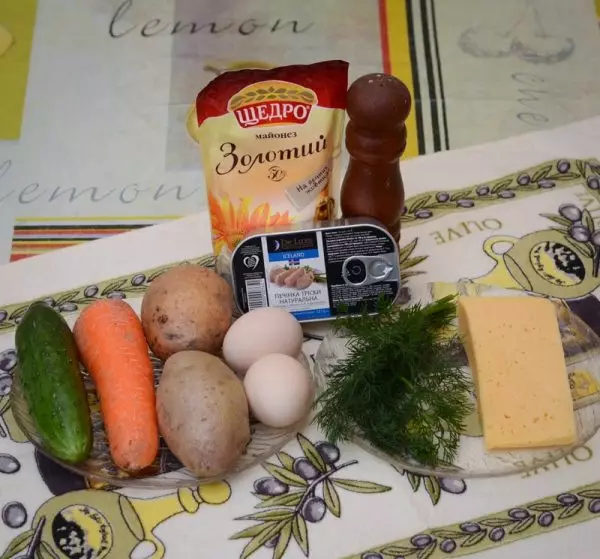 Produktai, skirti virimo salotoms nuo menkių kepenų su šviežia agurka ant stalo