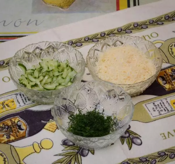 Garbanotas sūris, smulkiai supjaustytos švieži agurkai ir kapotų krapų ant stalo ant stalo