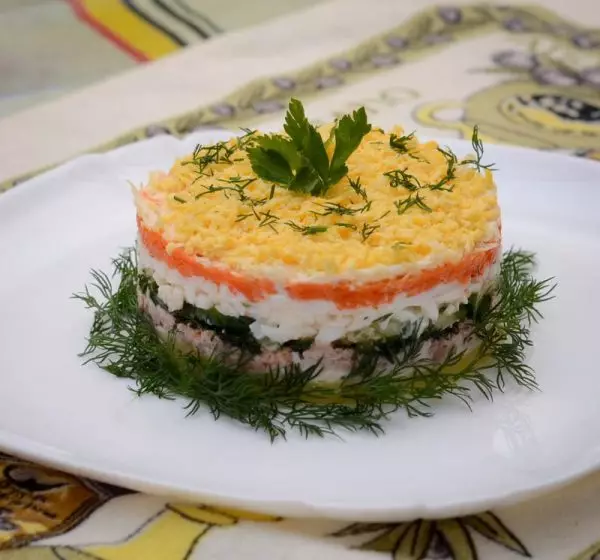 Salade Cod en Fresh Cucummer Liver Salade op in grutte wite plaat
