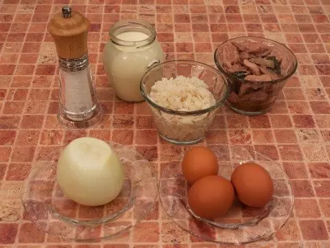 टेबलवर तांदूळ सह पाककला सॅलड सीओडी कॉड तयार करण्यासाठी उत्पादने