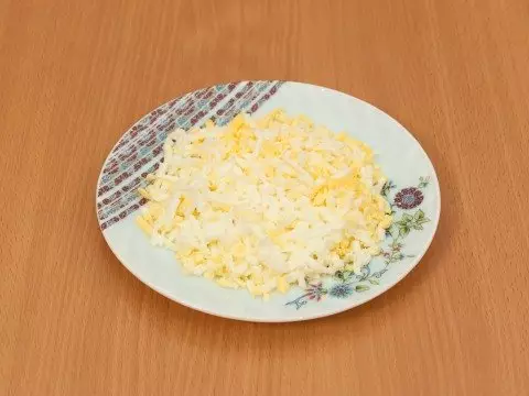 Auf einem feinen Kocher gekochten Eier in einer flachen Platte mit Mustern