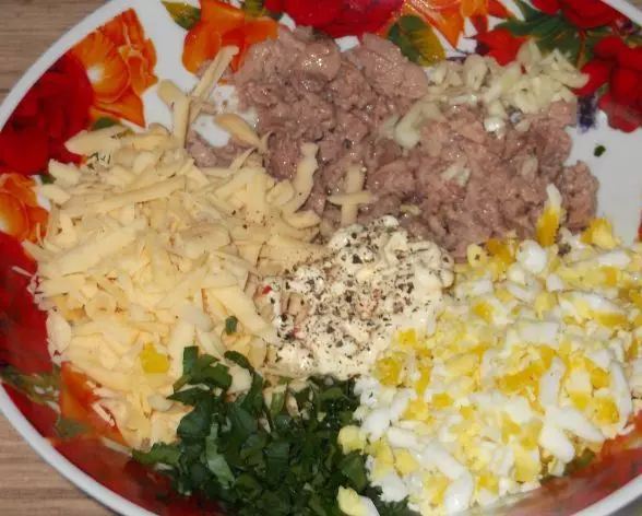 Ingredienti preparati insalata di fegato cod in grande piatto