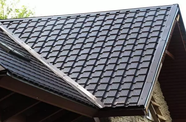 Metalo plytelių dengtas stogas