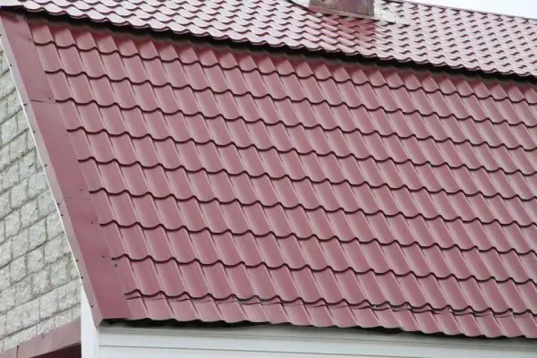 Zakrytie strechy kovových dlaždíc