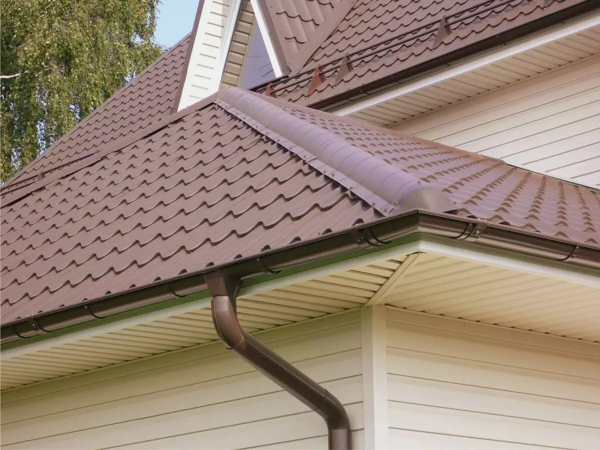 パンツの目的に応じて、屋根の説明を含む金属タイルからの屋根の装置
