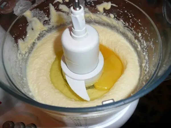 Jajko z masłem, mąką i semoliną w blenderze