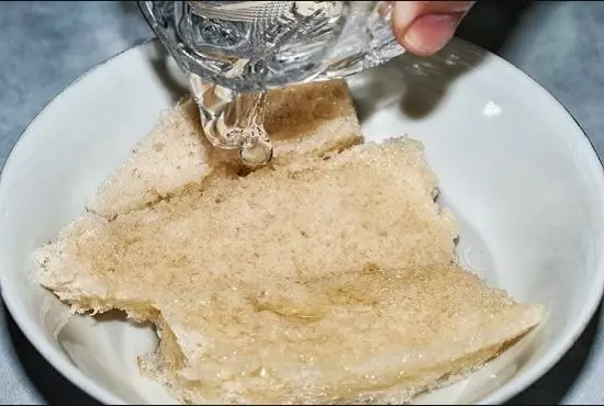 الخبز الأبيض في الماء