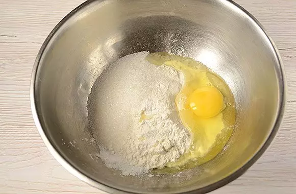 Ingrédients de la pâte sèche et oeuf poulet dans un réservoir en métal