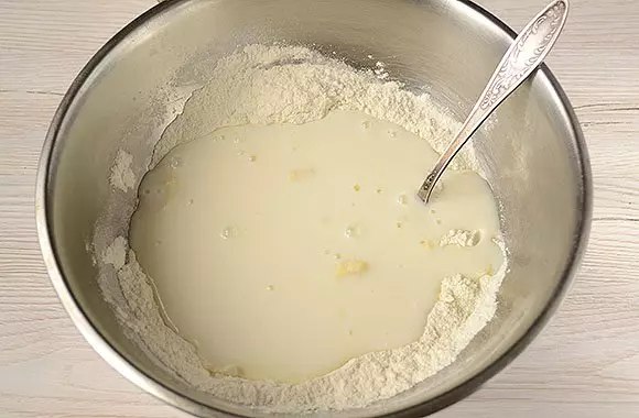 Préparation de la pâte pour brindille dans un bol en métal