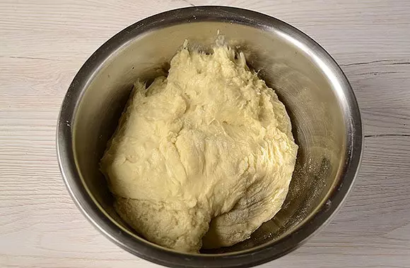Pâte pour brindille luxuriante au kéfir dans le bol de fer