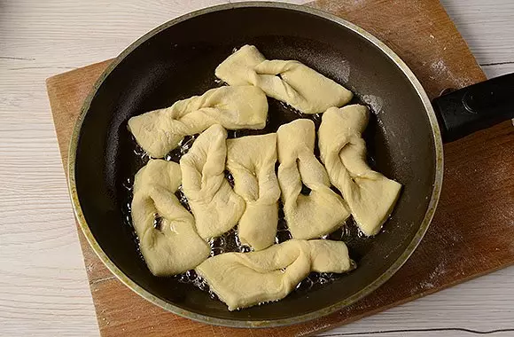 Broussailles dans un kéfir dans une poêle à frire avec de l'huile