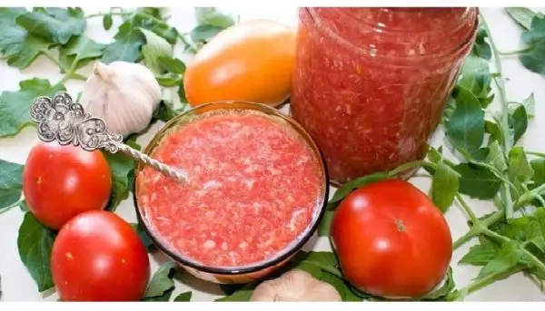 Hrenovina, cà chua, tỏi và rau xanh