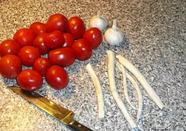 Pomidor, horseradish və sarımsaq