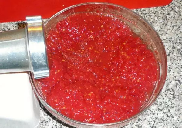 Pomidor ət dəyirmanı üzərində bükülmüşdür