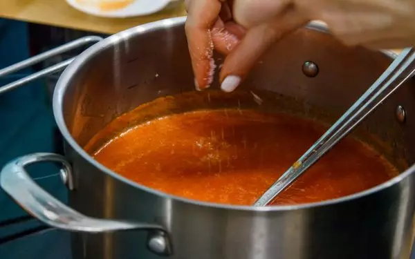 Khối cà chua trong chảo