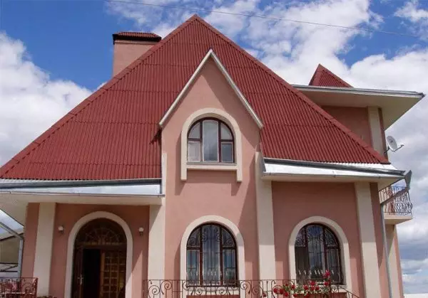 Strešný dom pokrytý červeným ondulinom