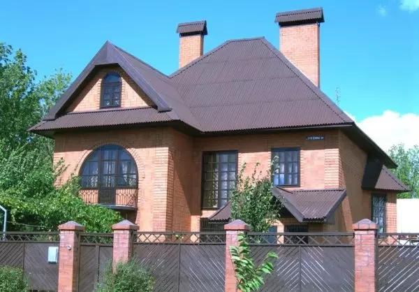 Hnedý ondulín na streche domu