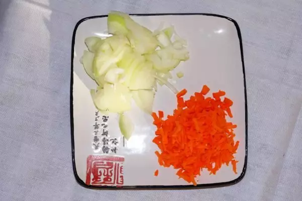Άλεση κρεμμυδιών και καρότα σε τετράγωνη πλάκα