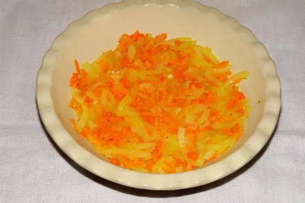 Geroosterde uien en wortels in de vorm voor het bakken