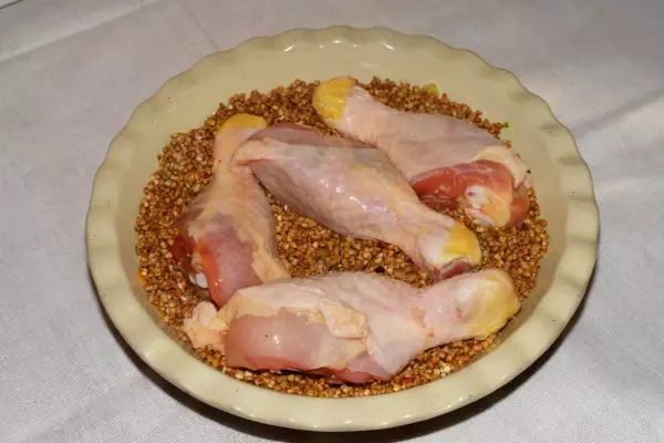 Елда и сурови пилешки крака във формата за печене