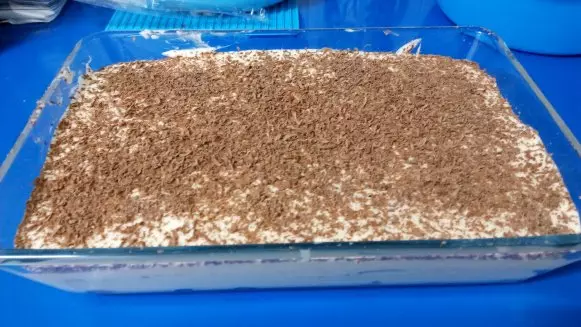 Biramisu dengan cokelat parut dalam bentuk persegi panjang kaca