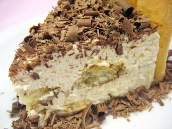 Sepotong tiramisu karo coklat parut