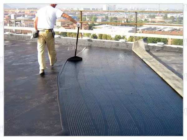 Metodo manuale di applicazione del mastice del tetto