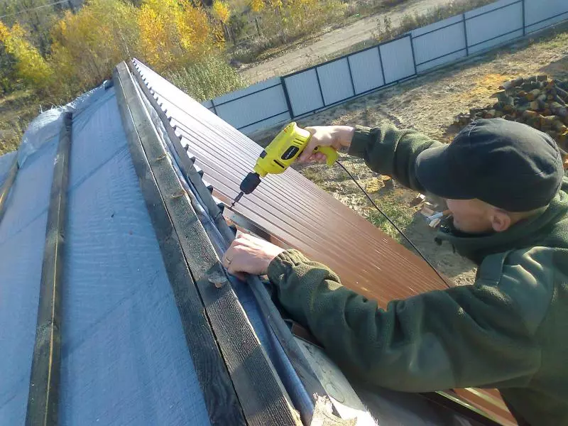 屋顶装置从专业板上的木骨干，定影规则和其他功能